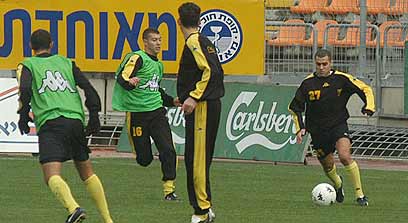 בית"ר: האוהדים בירכו את בנין והאימון הופסק